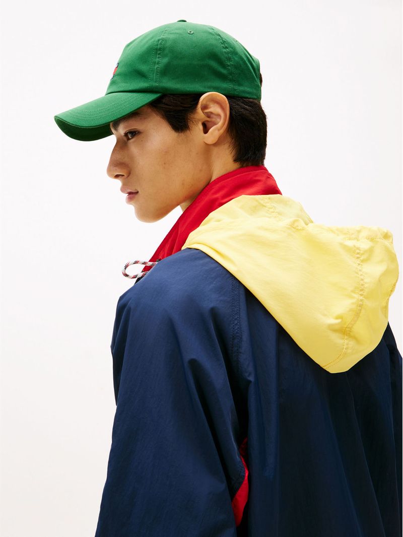 Campera con diseño color block y logo